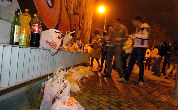 El botellón vuelve a la Creu Coberta y los vecinos estallan | Las ...