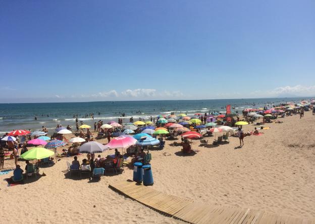 La playa de Daimús cuelga el cartel de completo durante el mes de ...