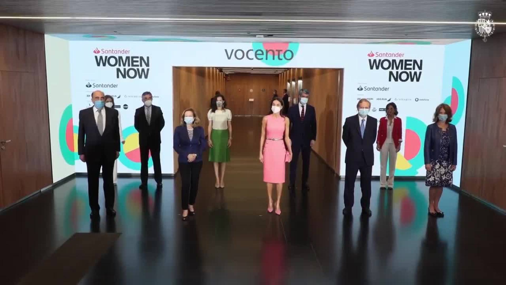 La Reina confirma con su estilismo su nuevo color fetiche: el rosa ...