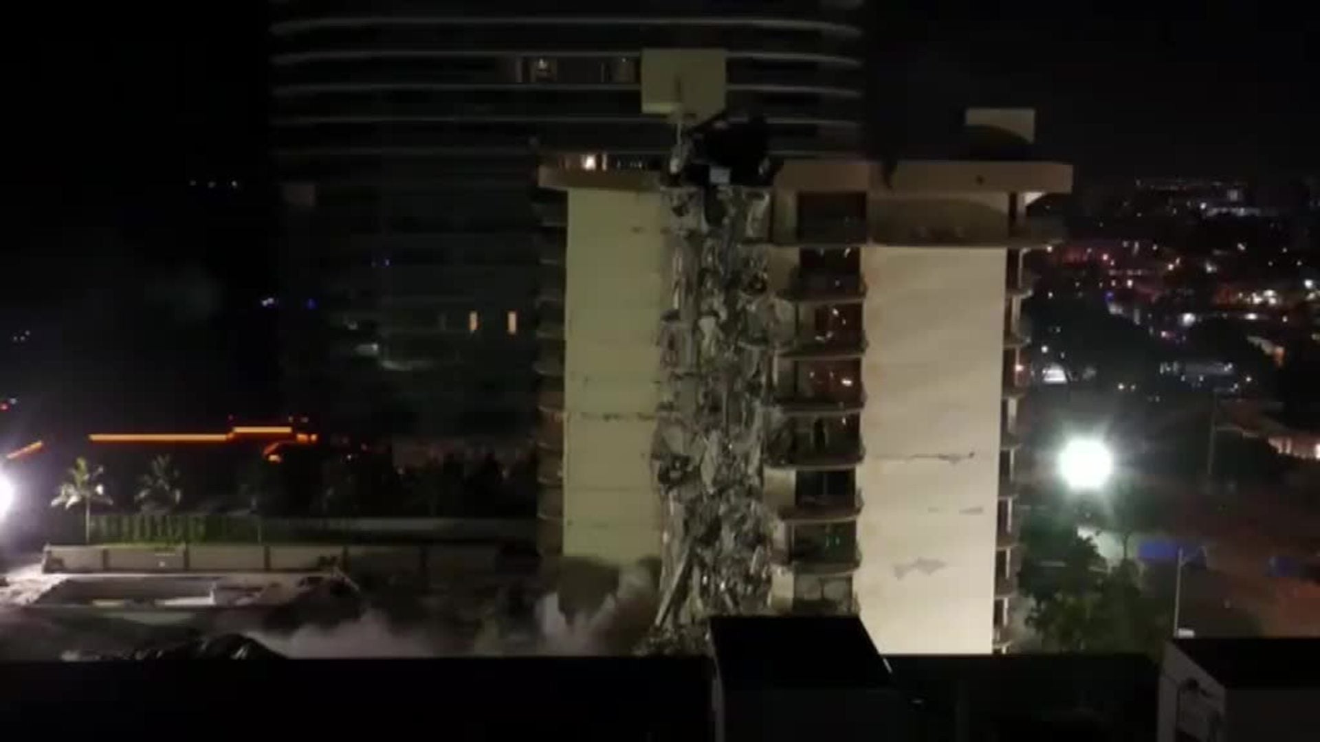 Derrumban con una explosión controlada los restos del edificio colapsado en Miami | Las Provincias