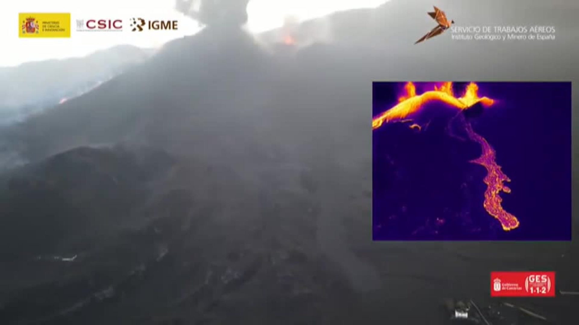 El flujo de lava continúa sobre la colada primigenia rellenando los huecos que se salvaron con ...