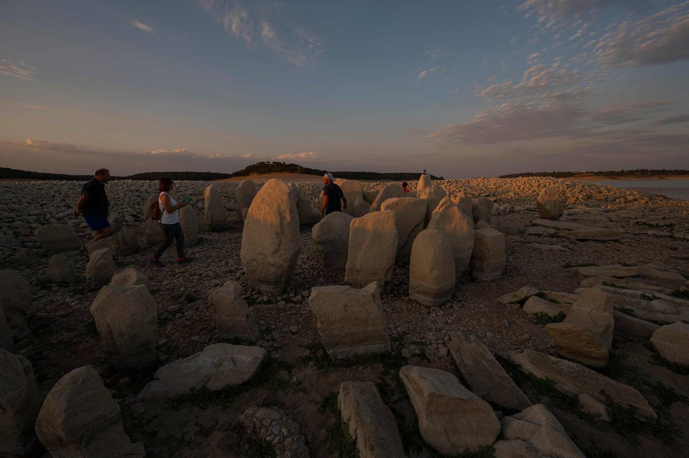 Fotos: La sequía saca a la luz el Dolmen de Guadalperal, el enigmático ...