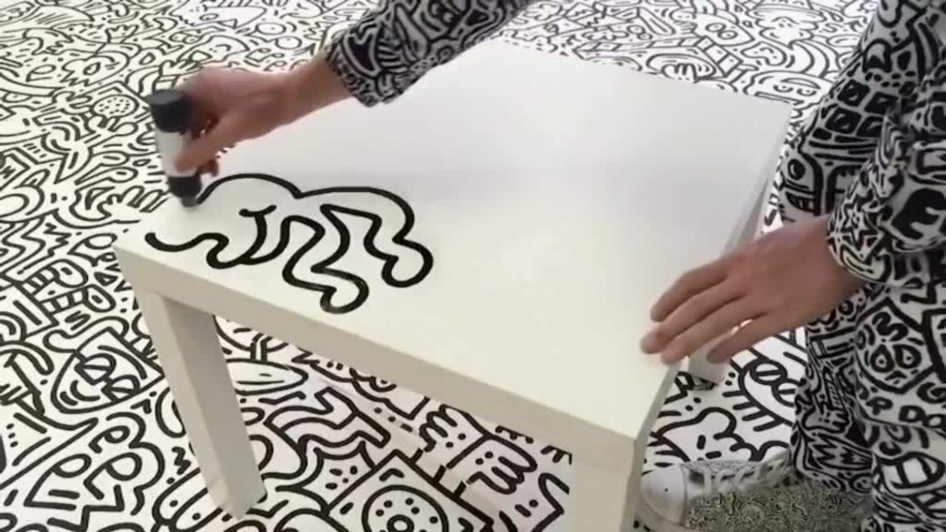 Un artista británico pinta su casa entera de garabatos | Las Provincias