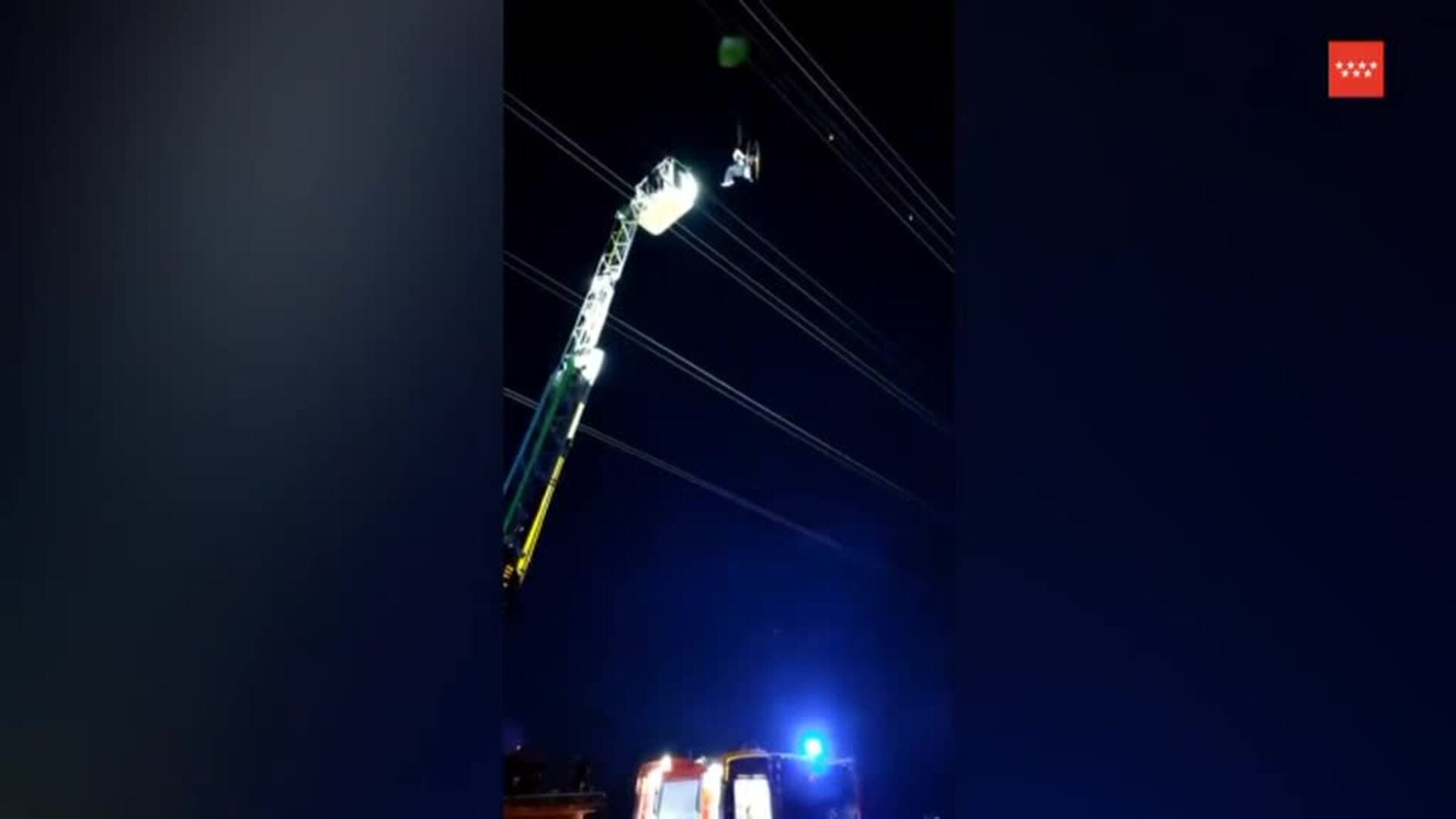 Recatan en Madrid a un parapentista que quedó atrapado en unos cables ... Recatan en Madrid a un parapentista que quedó atrapado en unos cables ...